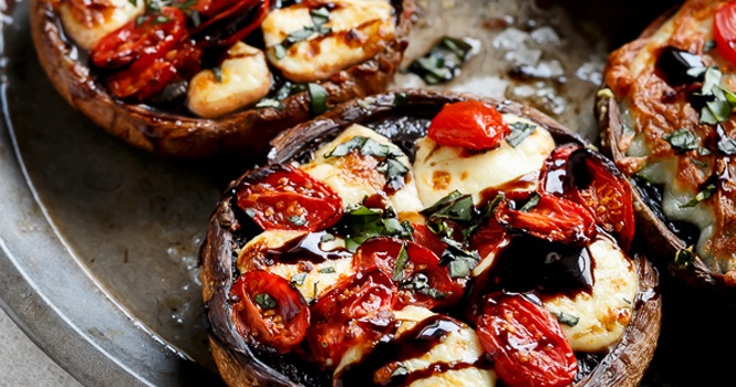 Hongos portobellos rellenos de ensalada caprese - VIDA CON SALUD